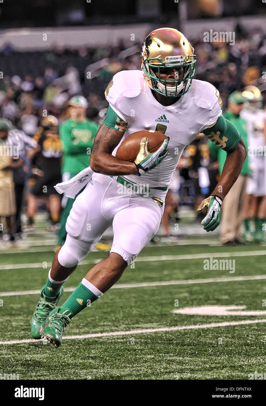 Notre Dame Fighting Irish running back George Atkinson III (4) warms up ...