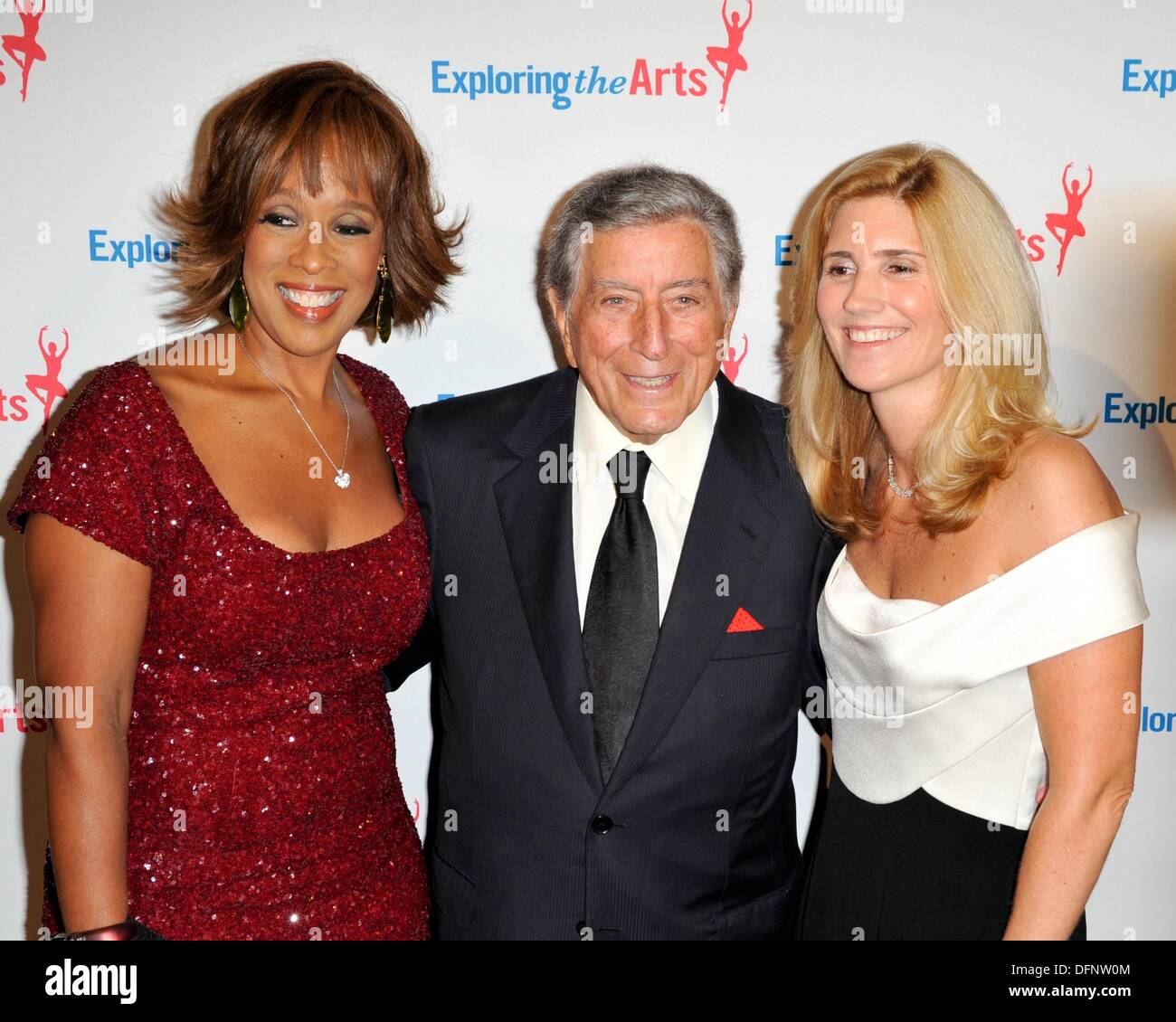 New York, NY, USA. 7th Oct, 2013. Gayle King, Tony Bennett, Susan ...