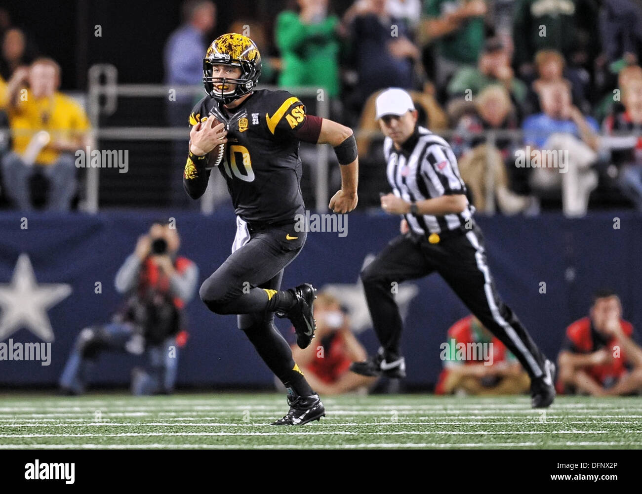 Arizona State Sun Devils quarterback Taylor Kelly (10) rolls out.during ...