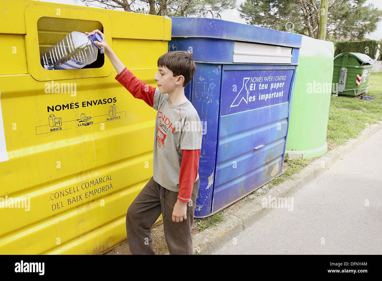 11 Year Old Boy Recycling Stock Photo Alamy 11-year-old-boy-recycling-stock-photo-alamy