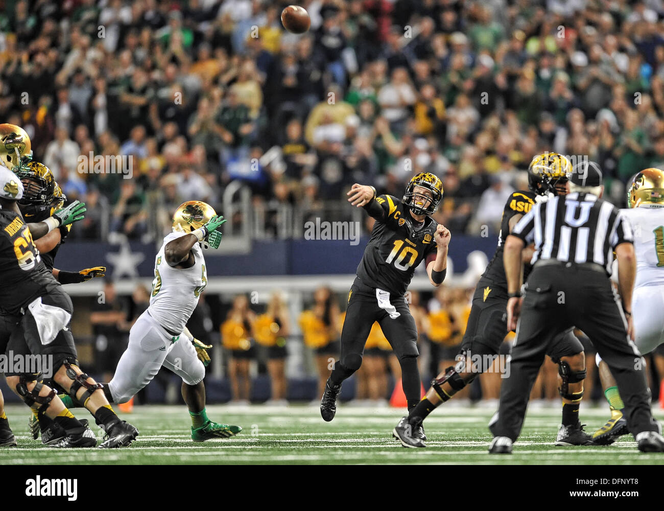 Arizona State Sun Devils quarterback Taylor Kelly (10) passes the ball ...