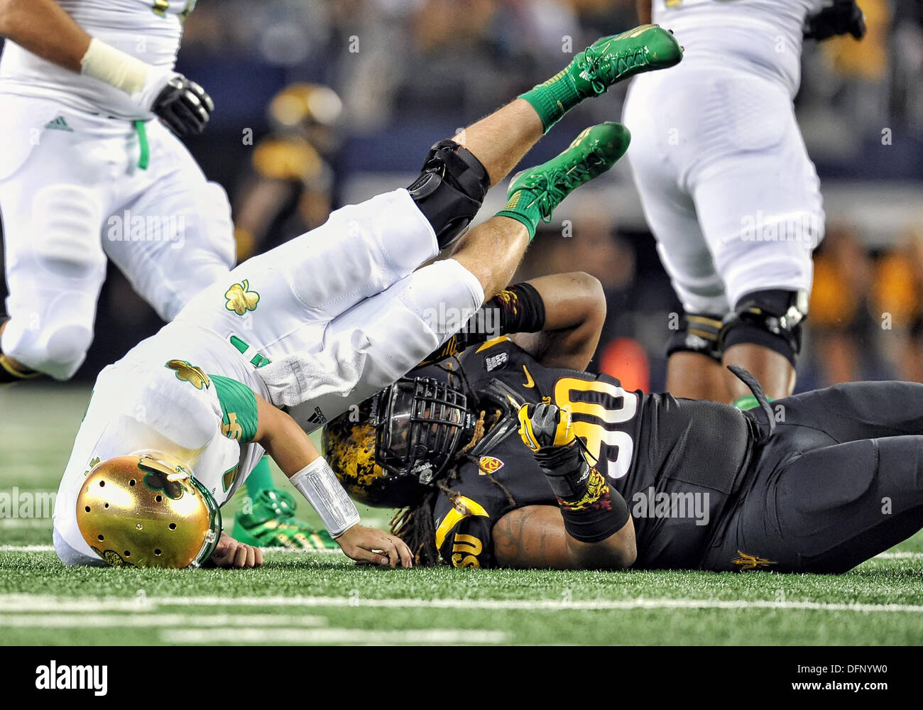 Notre Dame Fighting Irish quarterback Tommy Rees (11) gets rid of the ...