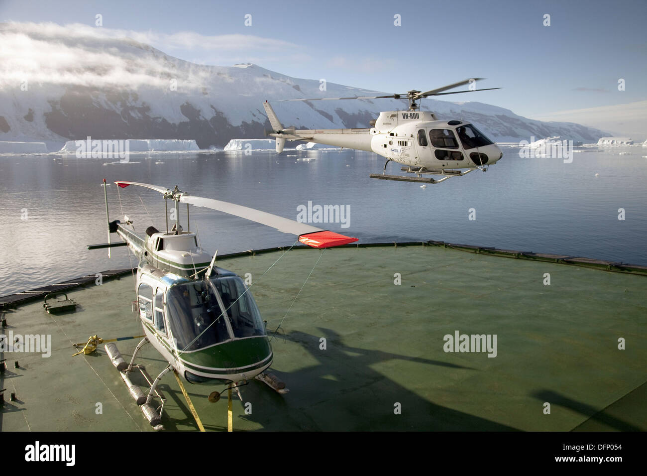 Landing flight deck hi-res stock photography and images - Alamy