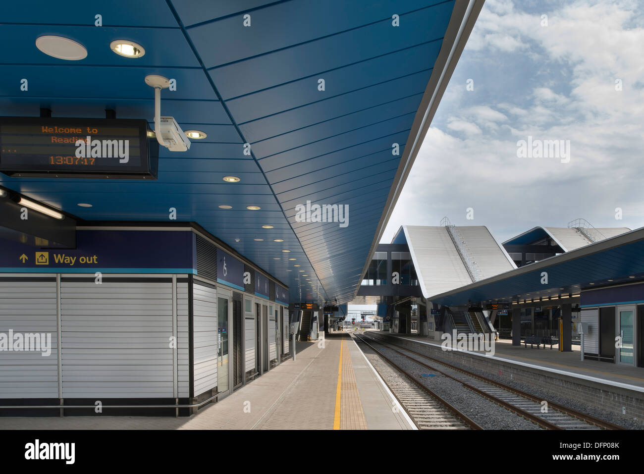 Reading train station exterior hi-res stock photography and images - Alamy
