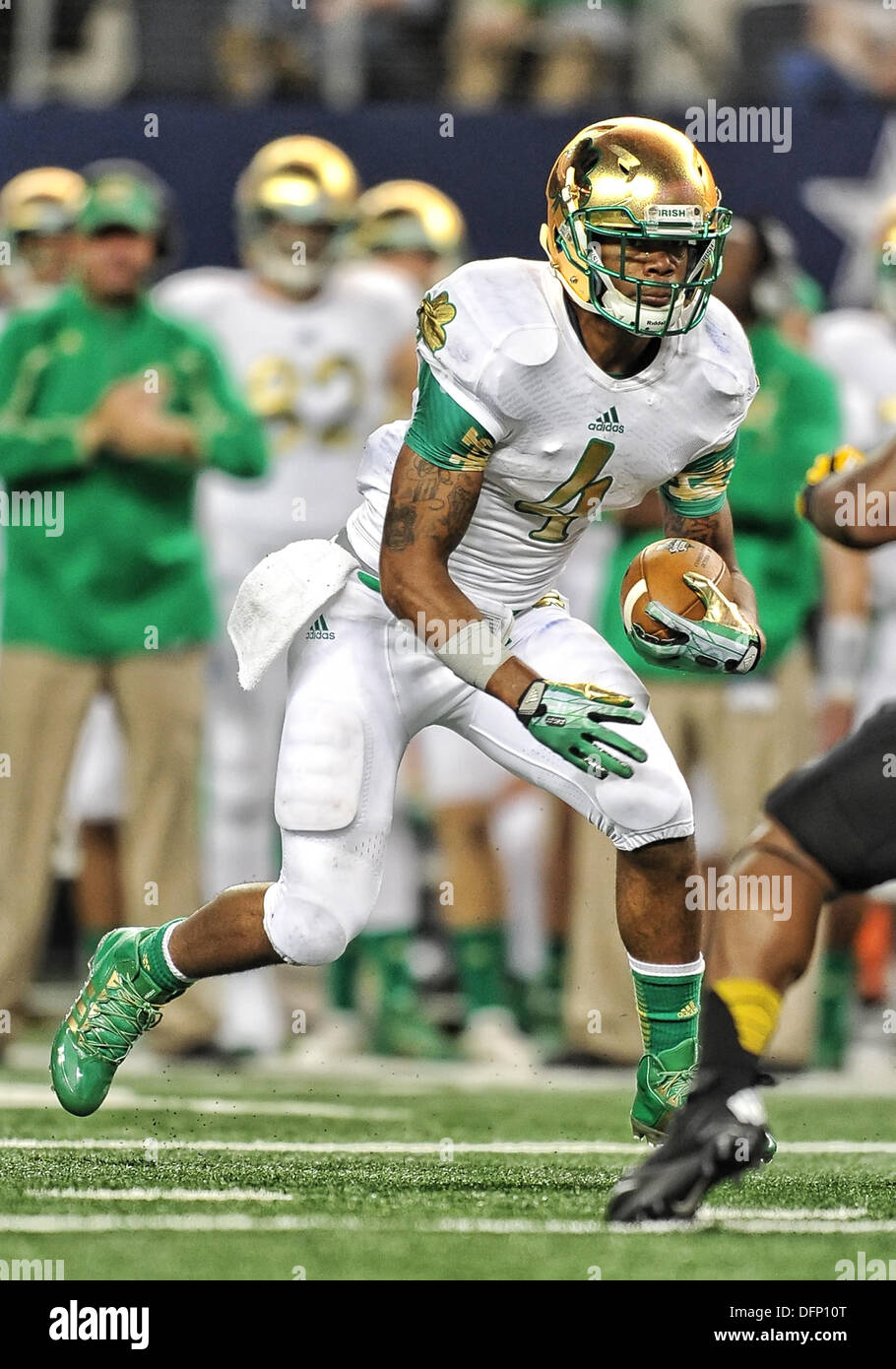 Notre Dame Fighting Irish running back George Atkinson III (4) in action during an NCAA college ...