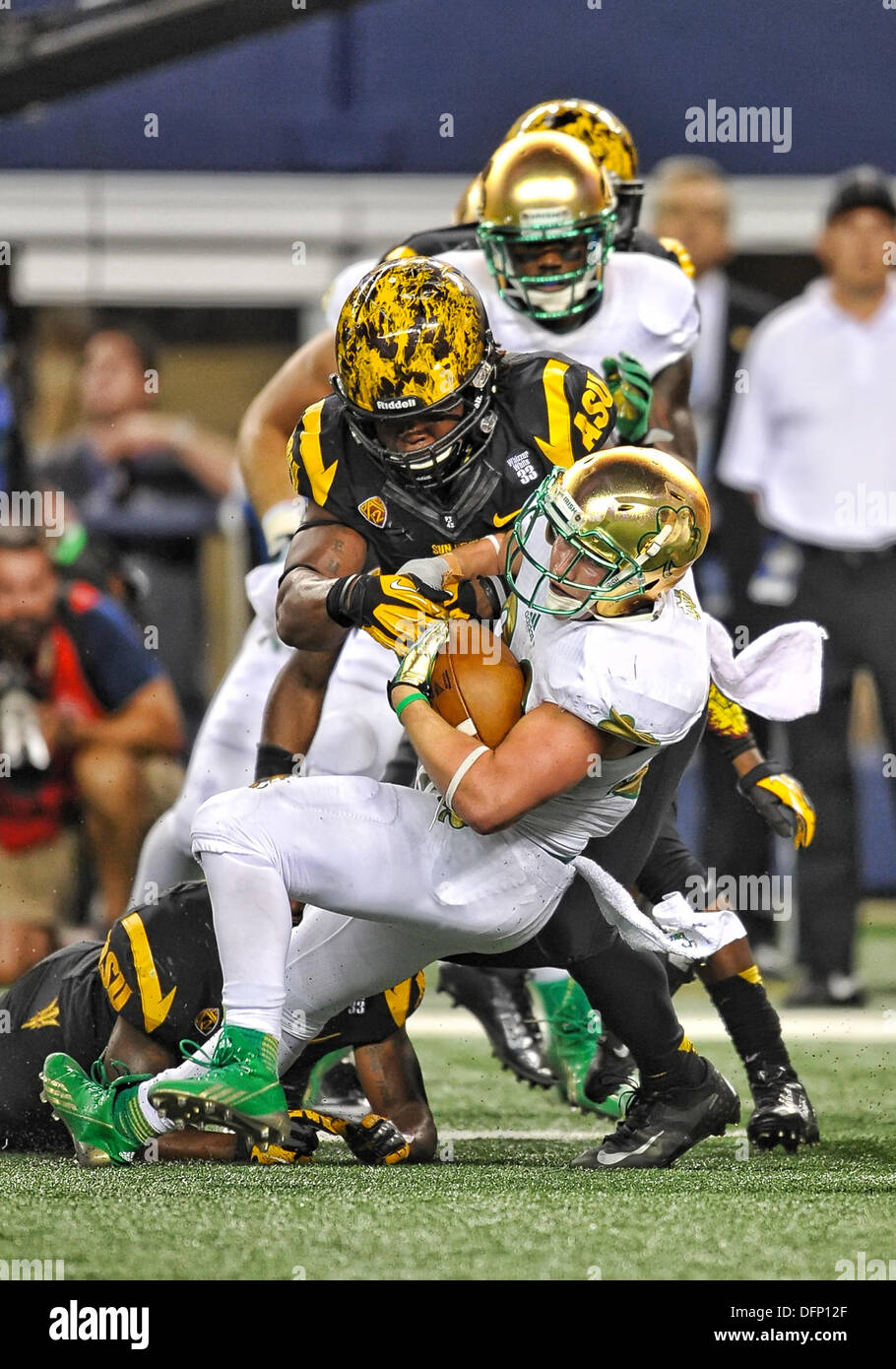 Notre Dame Fighting Irish running back Cam McDaniel (33) as he is ...