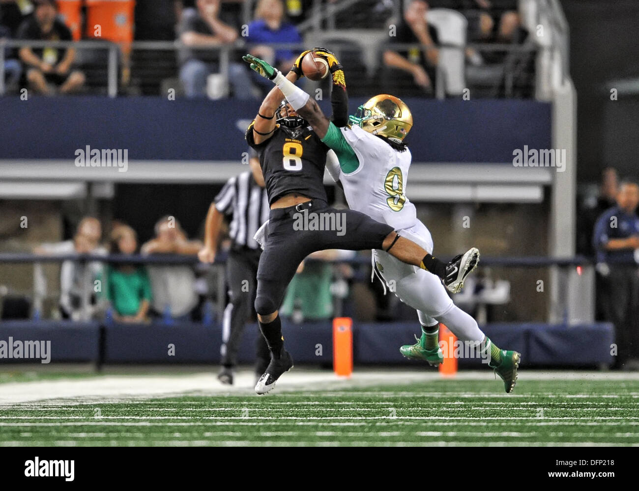 Arizona State Sun Devils running back D.J. Foster (8) catches a pass as ...