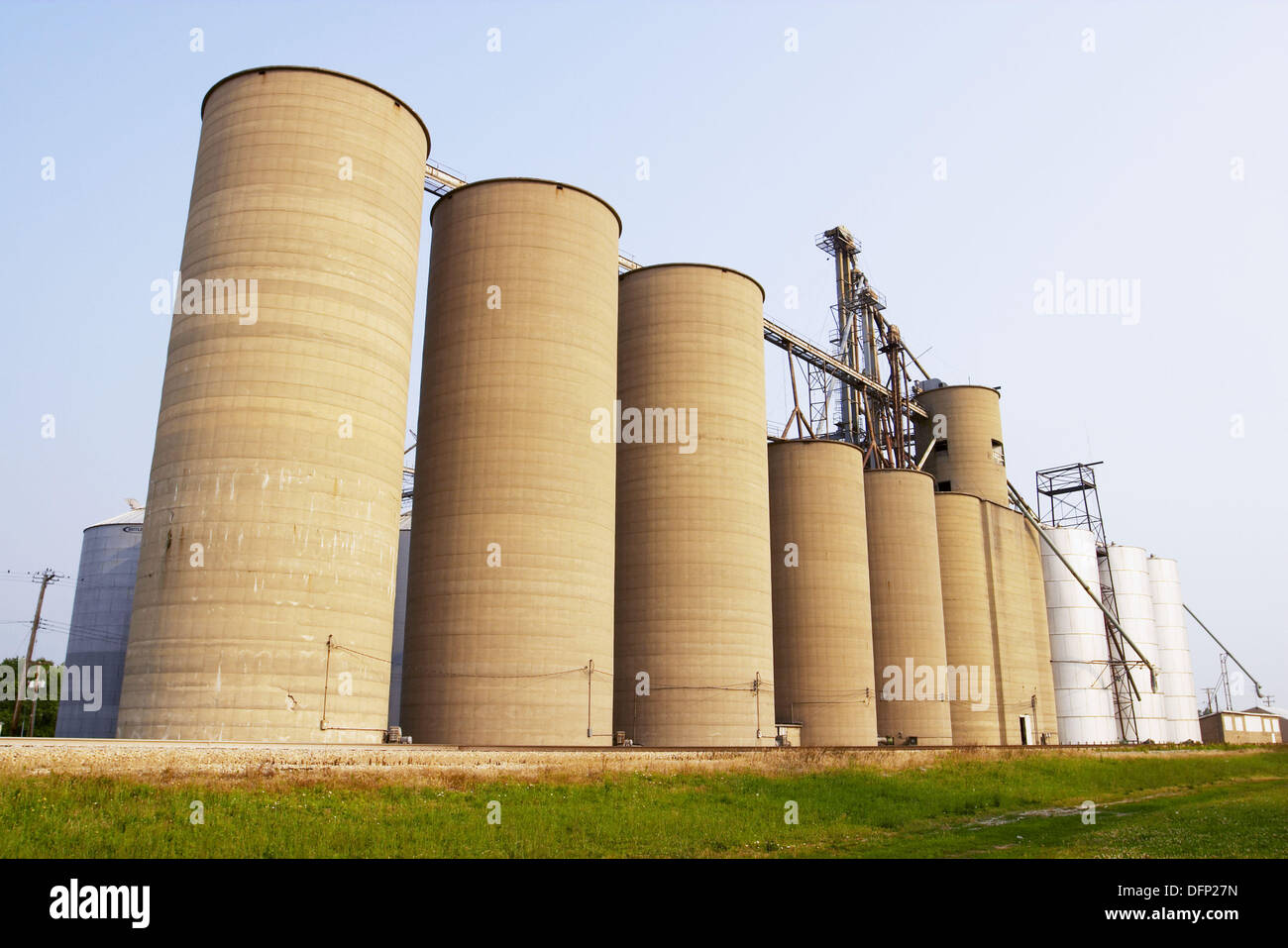 Grain elevator railroad illinois hi-res stock photography and images ...