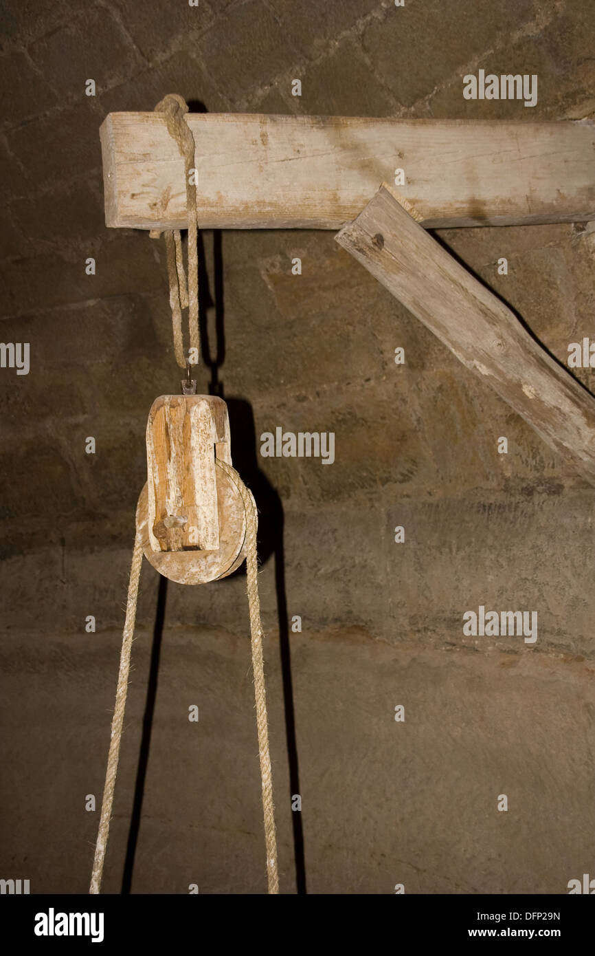 Old rope pulley system hi-res stock photography and images - Alamy