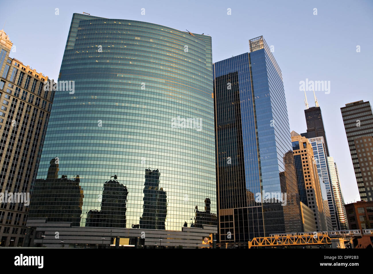 333 wacker drive building on river chicago hi-res stock photography and ...