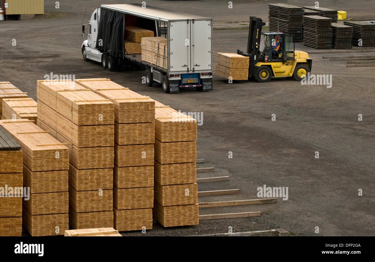 Truck driver loading hi-res stock photography and images - Alamy