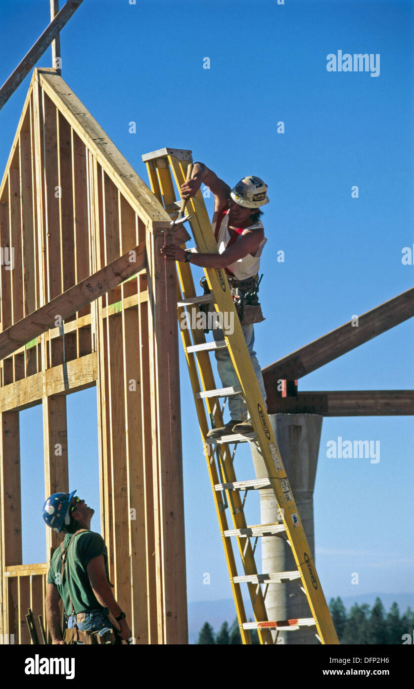 Carpenters working roof house hi-res stock photography and images - Alamy
