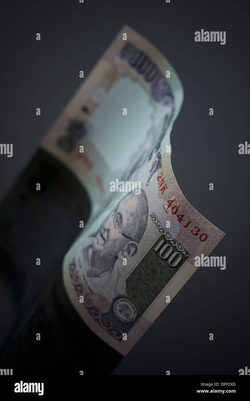 Indian one hundred rupee banknote hi-res stock photography and images ...