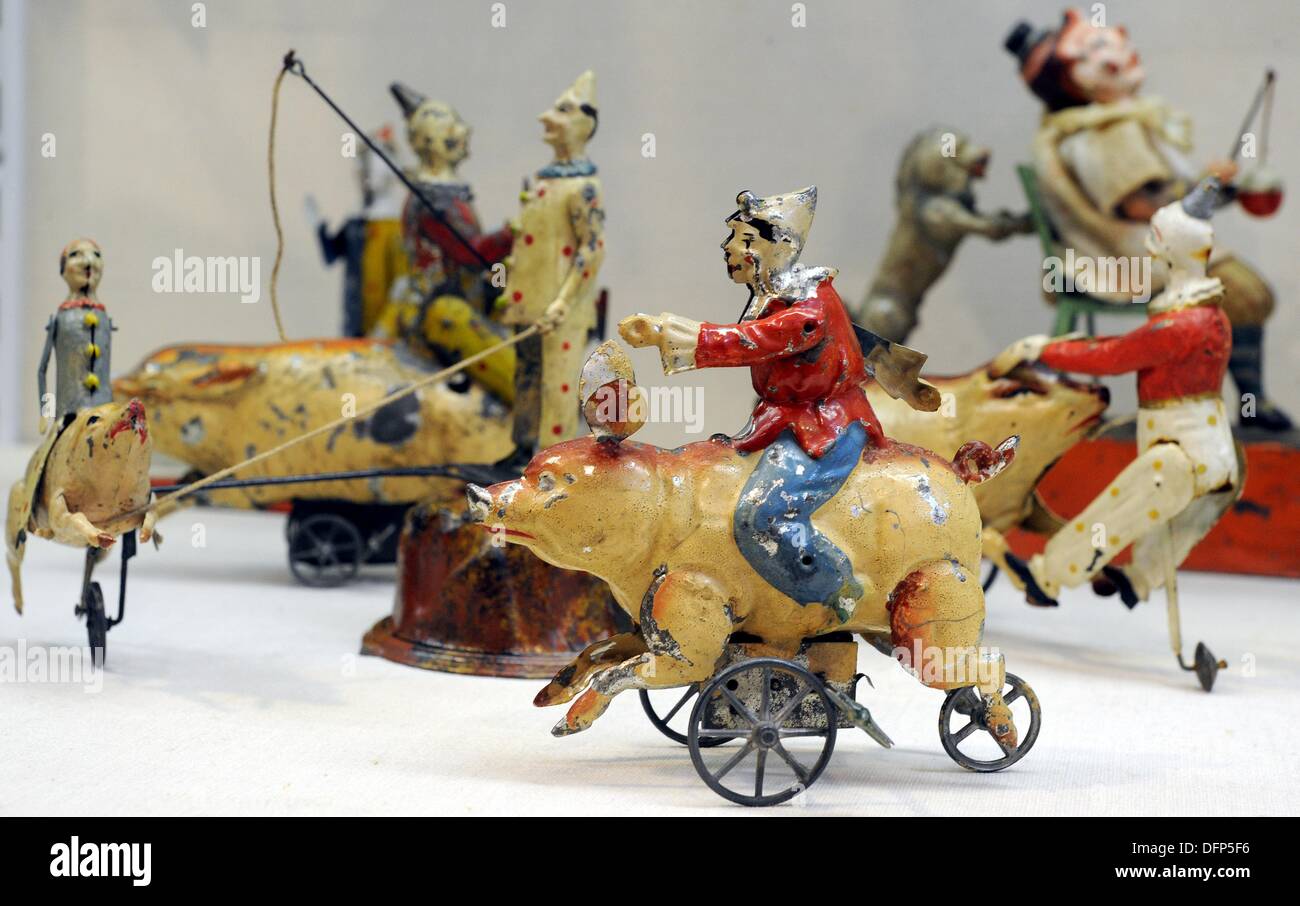 Soltau, Germany. 24th Sep, 2013. Miniature tin and metal toy figures ...