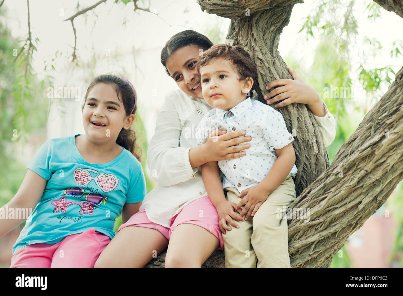 Children playing together in tree hi-res stock photography and images ...