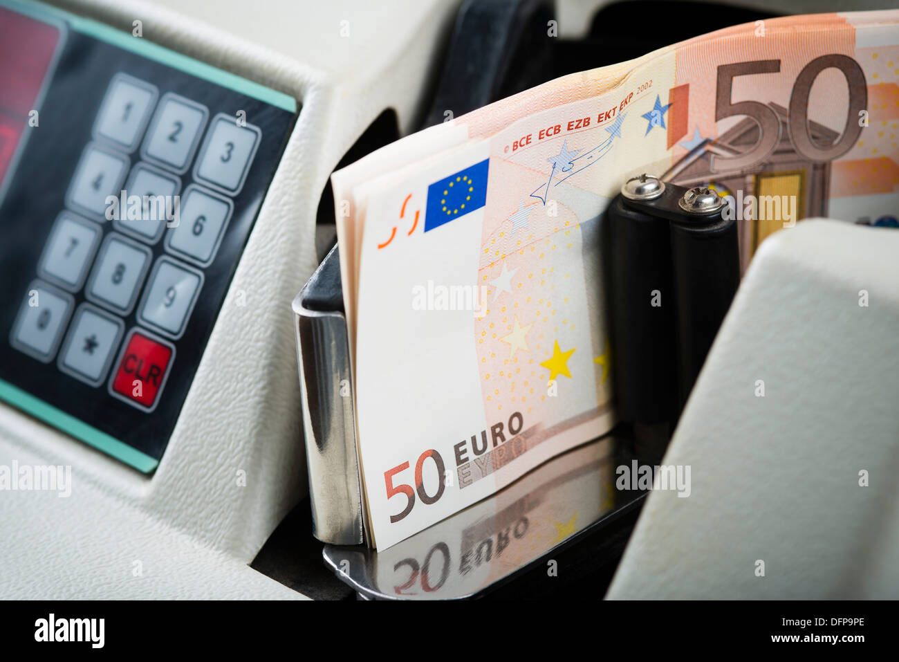 Fifty Euro notes being counted in a machine Stock Photo - Alamy