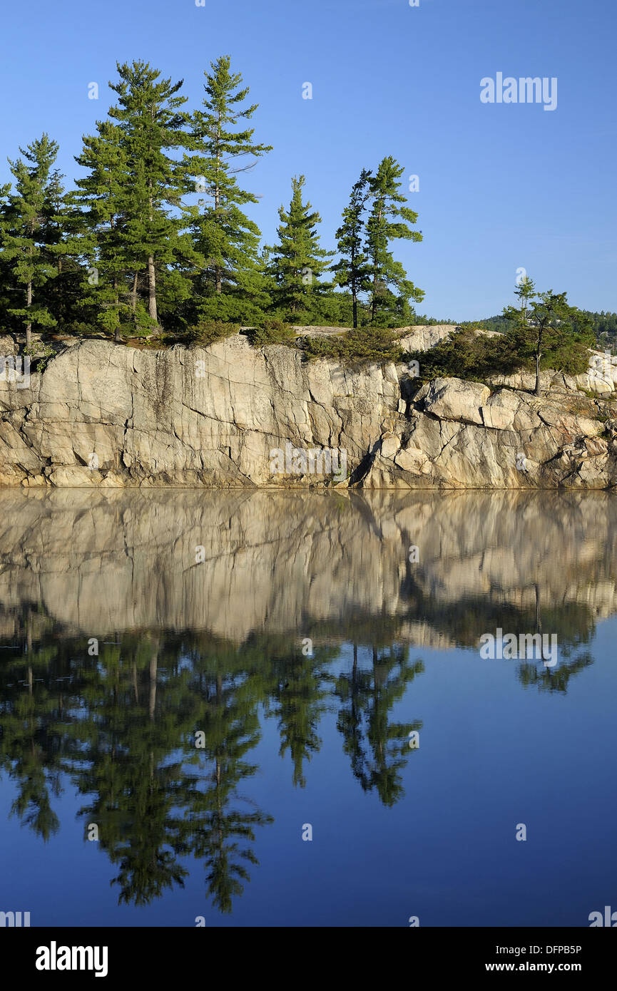 Rocky cliff backdrop hi-res stock photography and images - Alamy