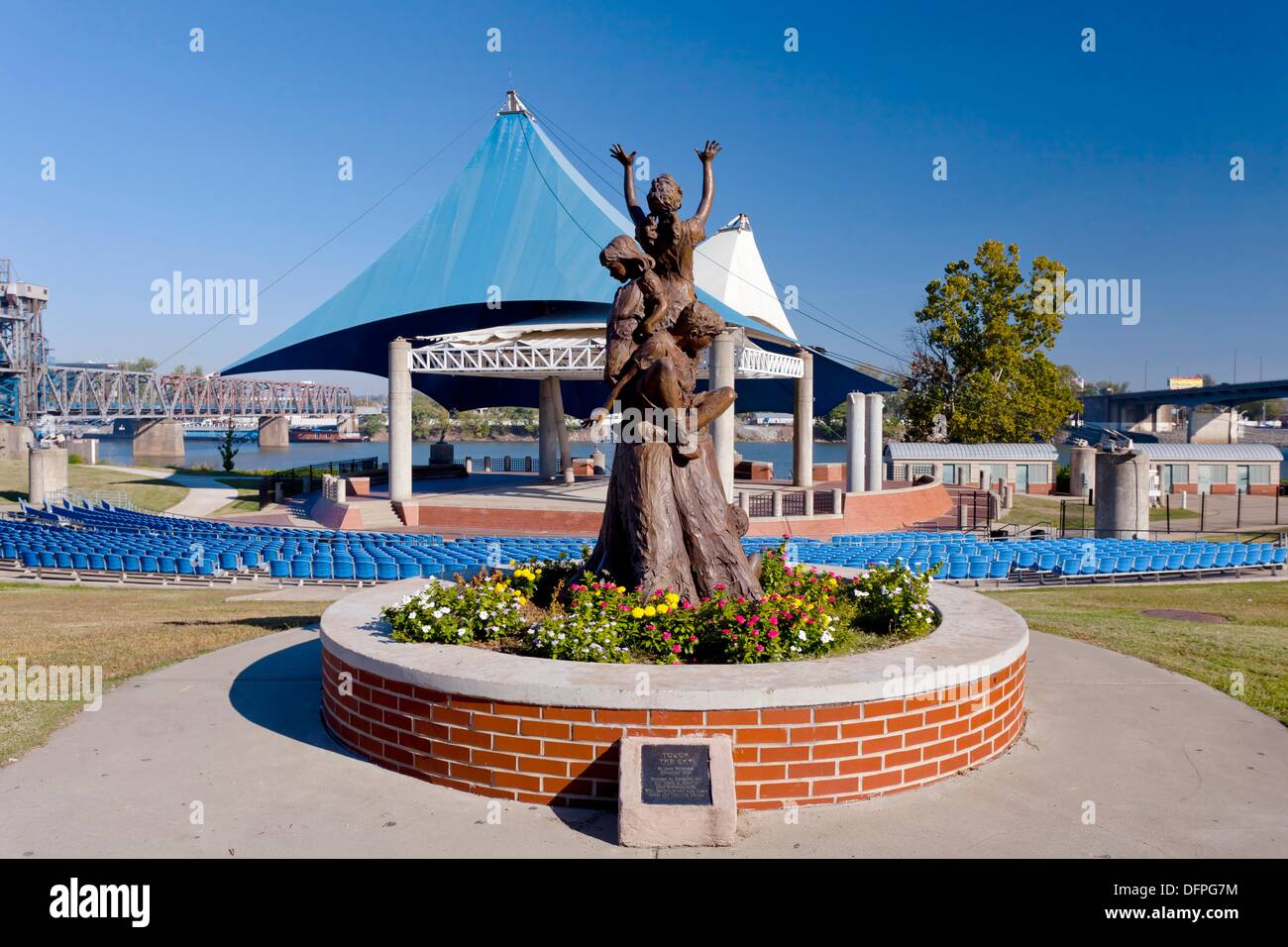 Riverfront park statue hi-res stock photography and images - Alamy