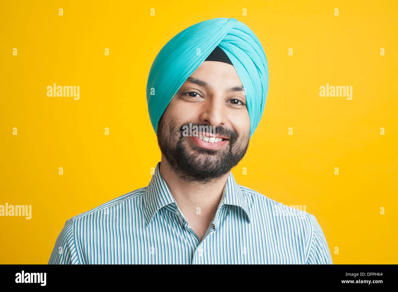 Portrait of a Sikh man smiling Stock Photo - Alamy
