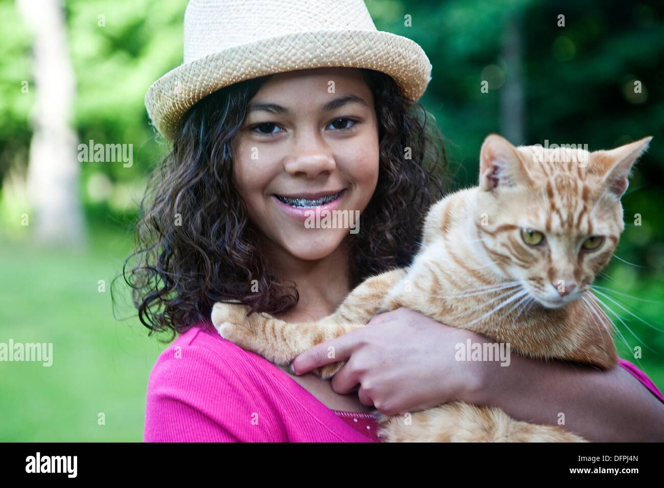 Girl and her cat hi-res stock photography and images - Alamy
