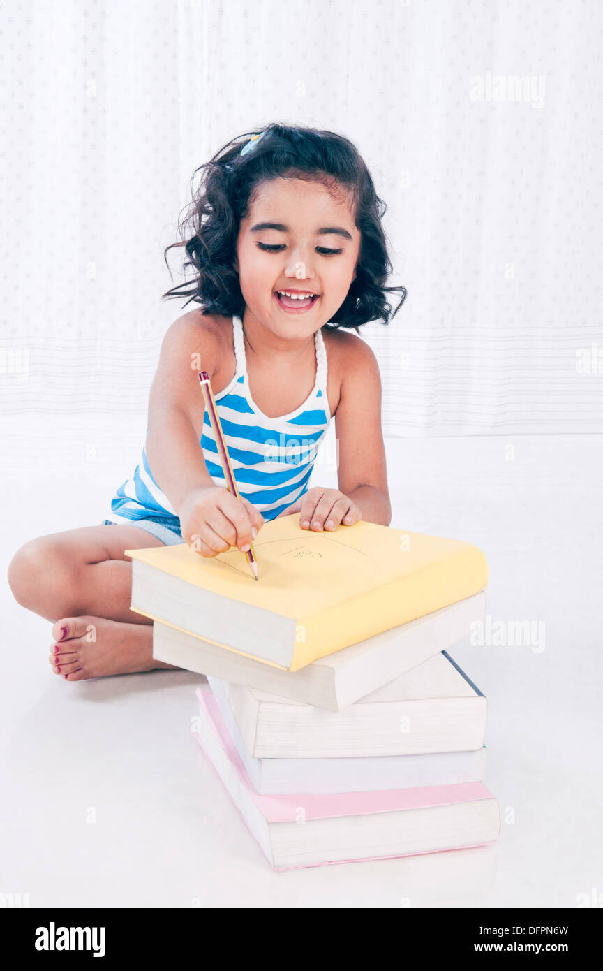 Girl 4 5 holding pencil hi-res stock photography and images - Alamy