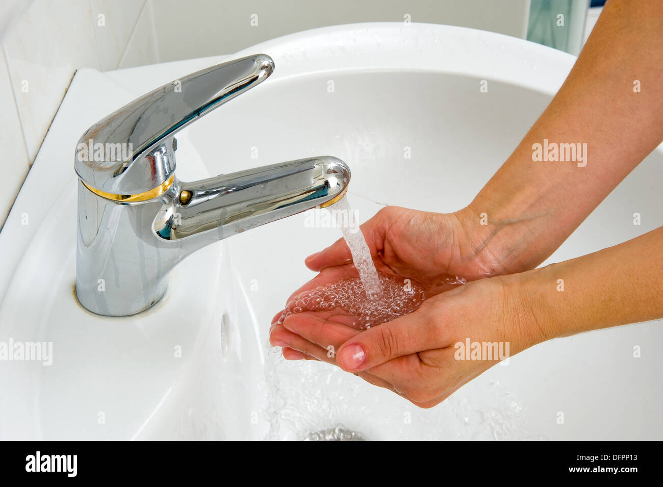 Hand catching water hi-res stock photography and images - Alamy