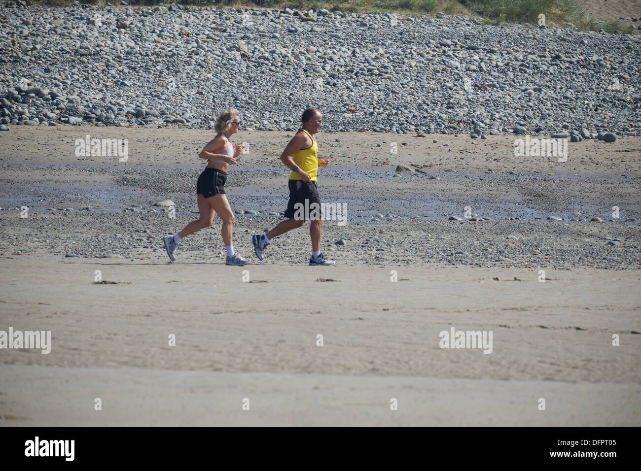 Jogging on sand hi-res stock photography and images - Alamy