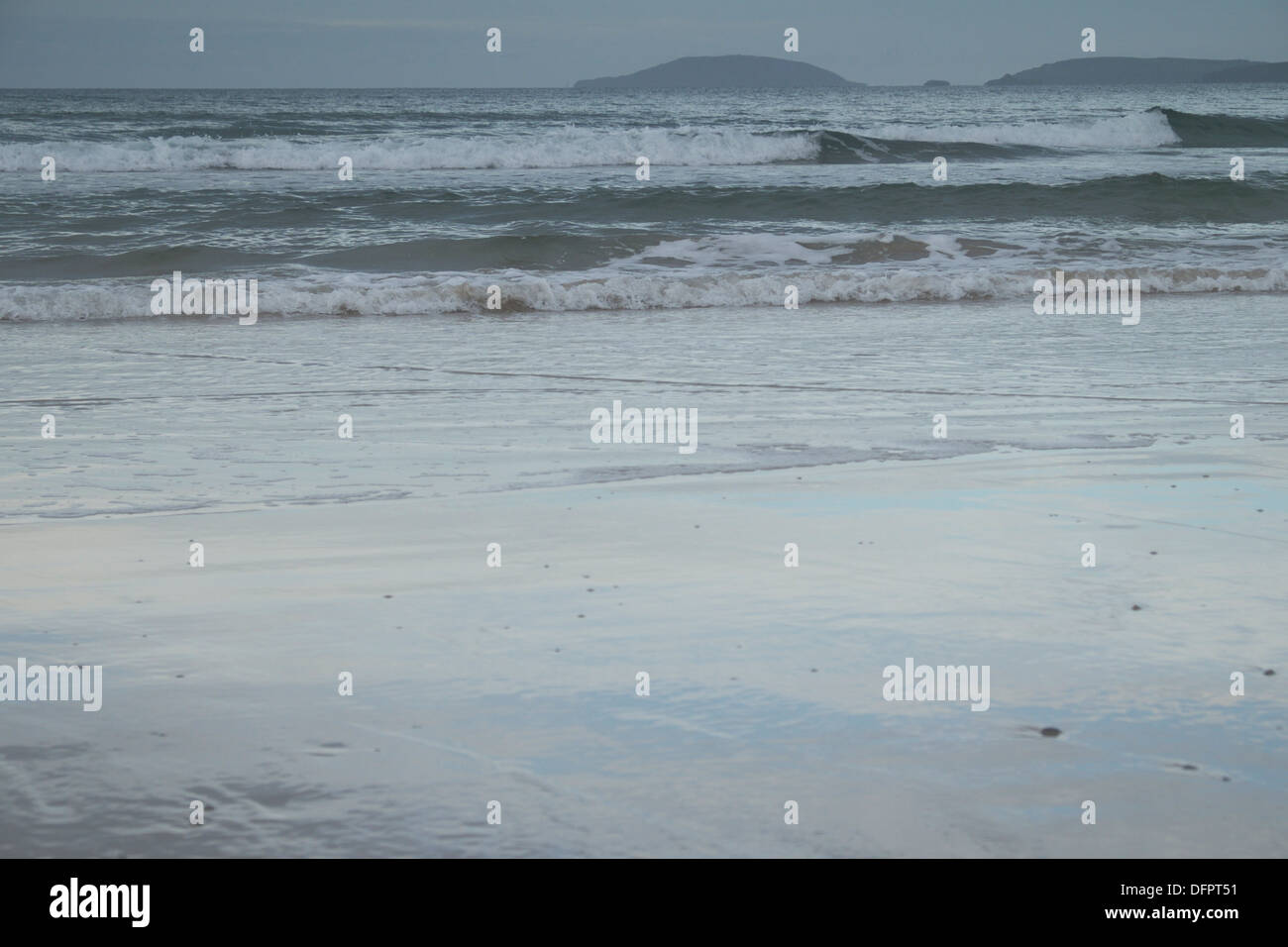 Surf increases with an incoming tide Stock Photo - Alamy