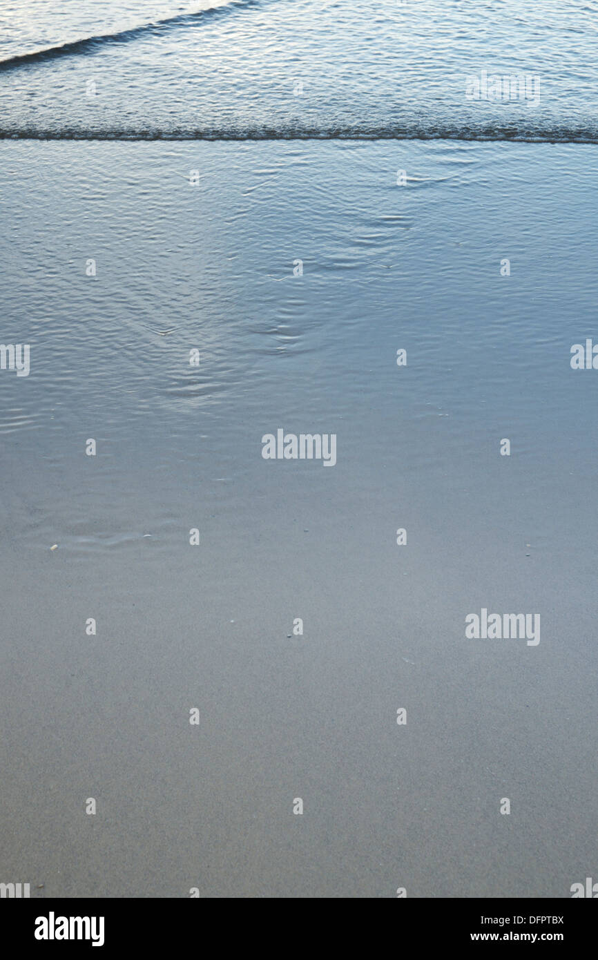 Tidal patterns : incoming tide Stock Photo - Alamy