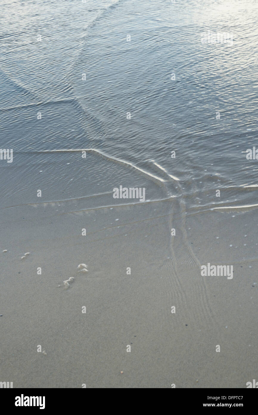 Tidal patterns : incoming tide Stock Photo - Alamy