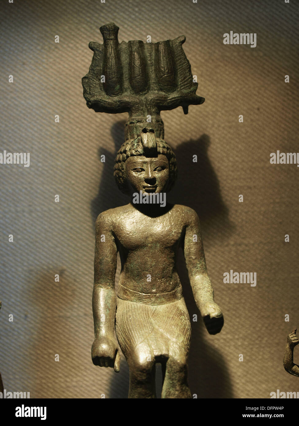 Ancient egyptian bronze statue hi-res stock photography and images - Alamy