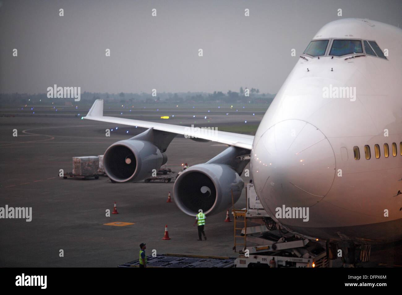 Boeing 747 cockpit dawn hi-res stock photography and images - Alamy