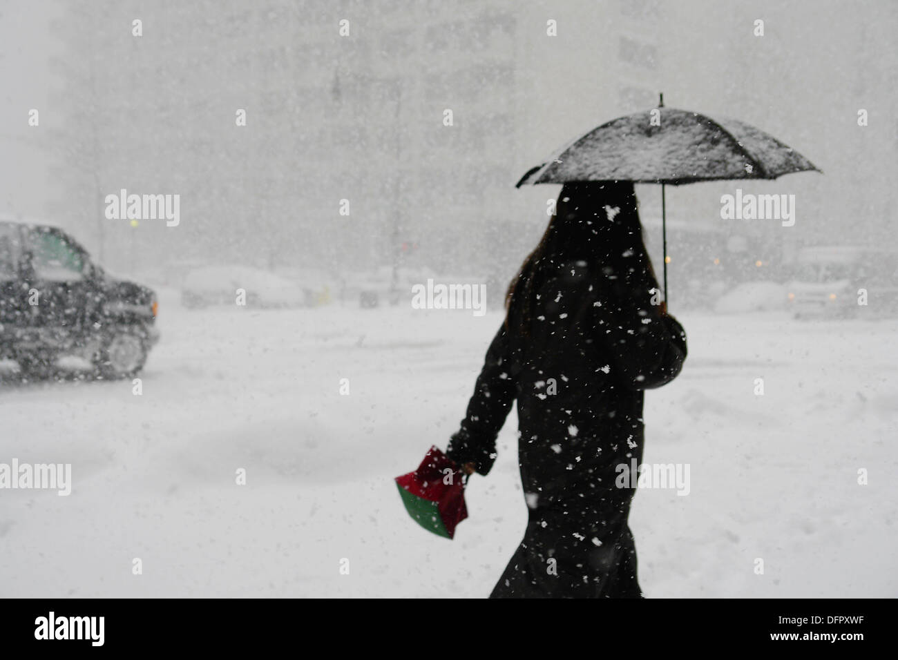 Woman walking in snow umbrella hi-res stock photography and images - Alamy