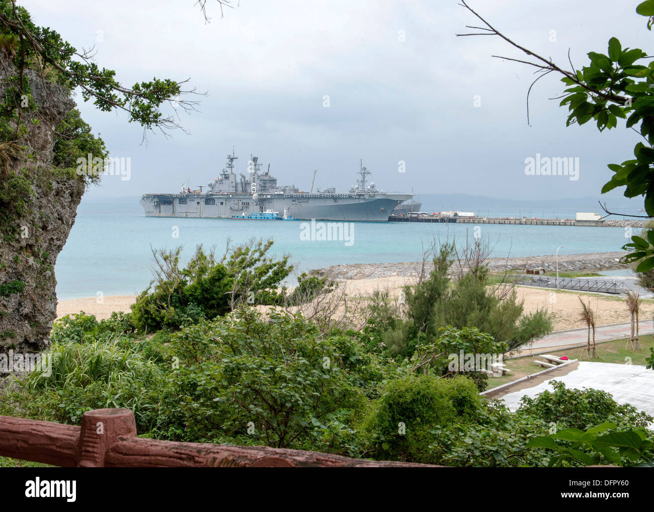 WHITE BEACH, Japan (Sept. 27, 2013) - Amphibious assault ship USS ...