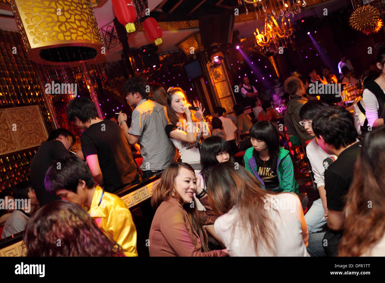 Night singer hi-res stock photography and images - Alamy