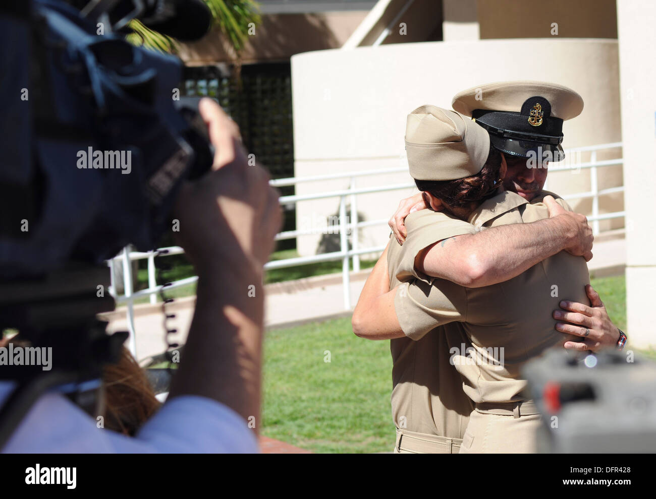 Embrace after meeting for the ffir hi-res stock photography and images ...