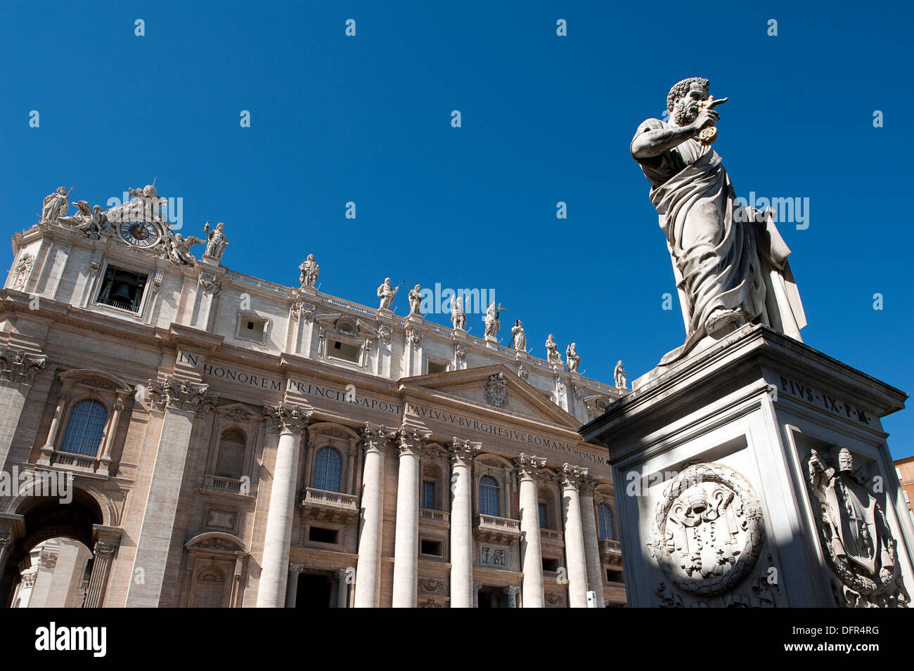 Rome italy saint peter's square statues hi-res stock photography and ...