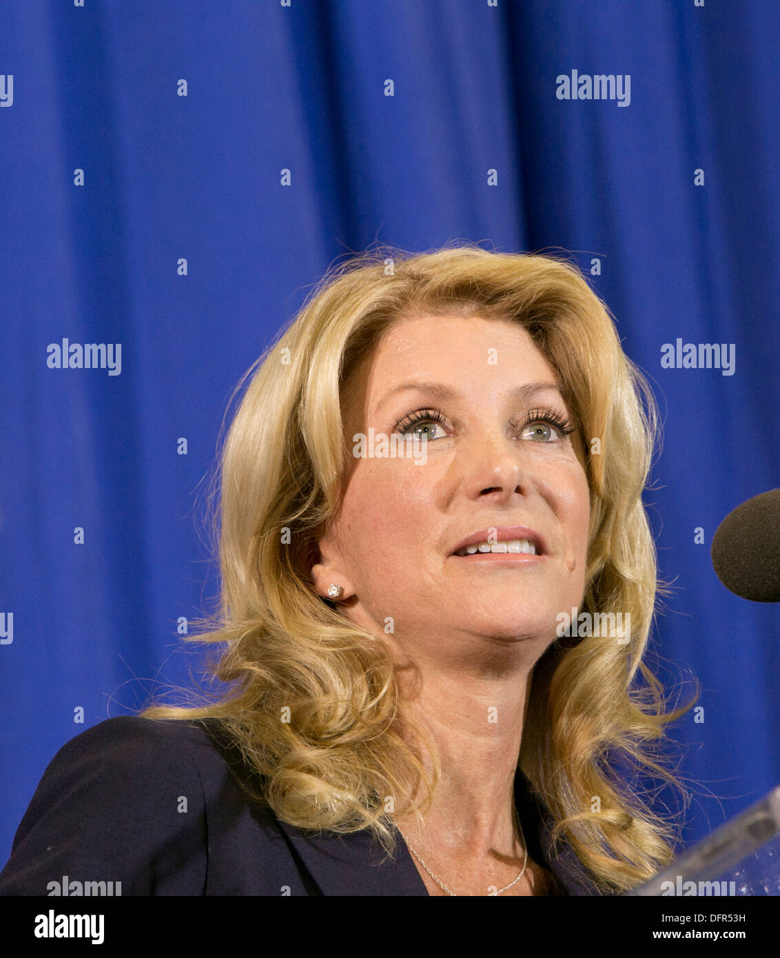 Woman running for governor hi-res stock photography and images - Alamy