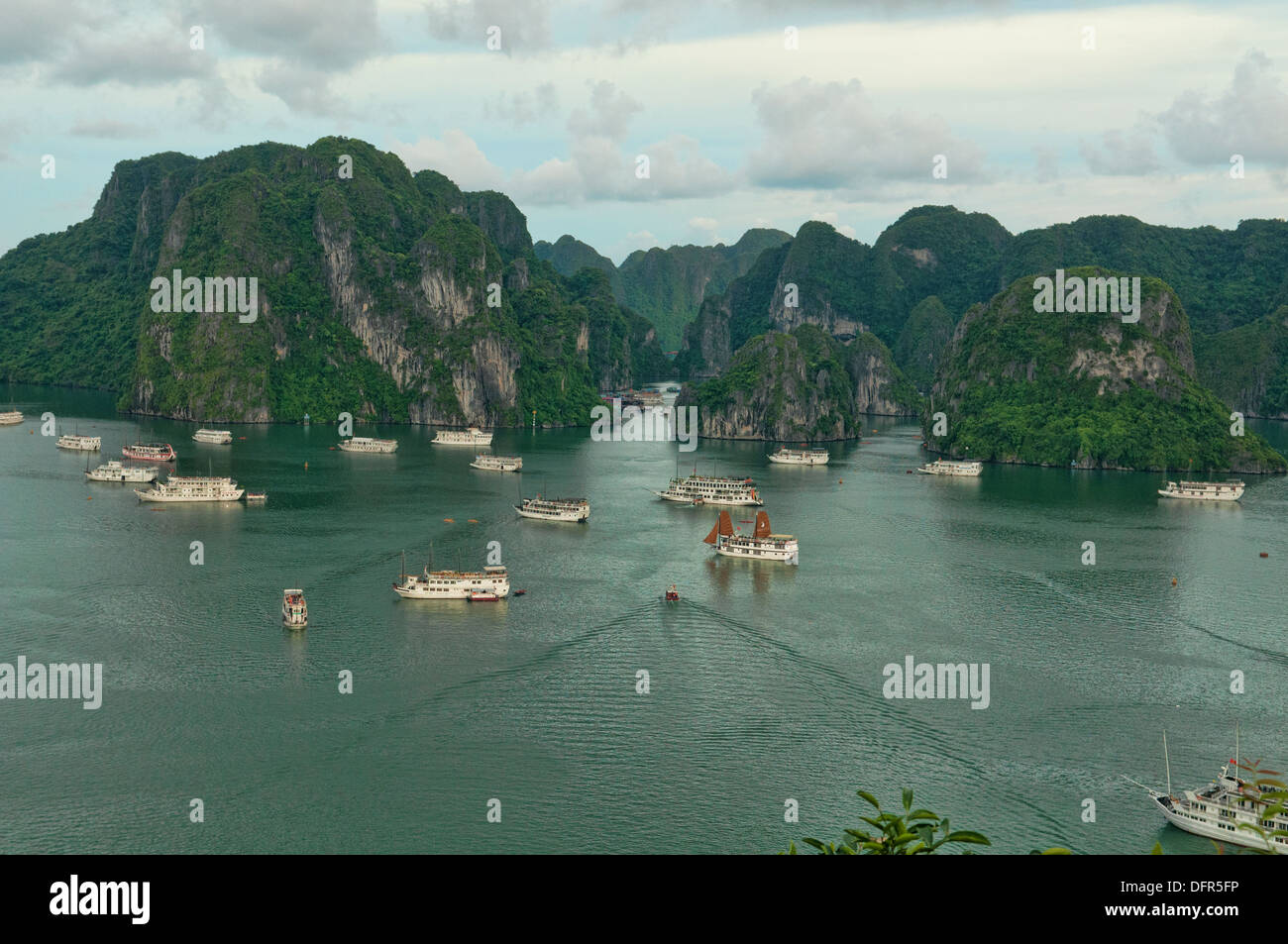 traditional junks sailing in Halong Bay, Vietnam Stock Photo - Alamy