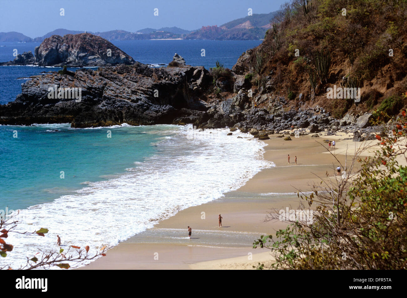 Playa Vista Hermosa, stretching between natural rock formations and Las ...