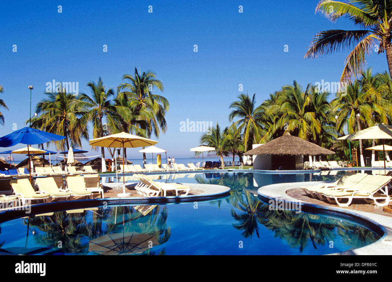 Pool at the Riviera Beach Resort, Ixtapa, Mexico Stock Photo - Alamy