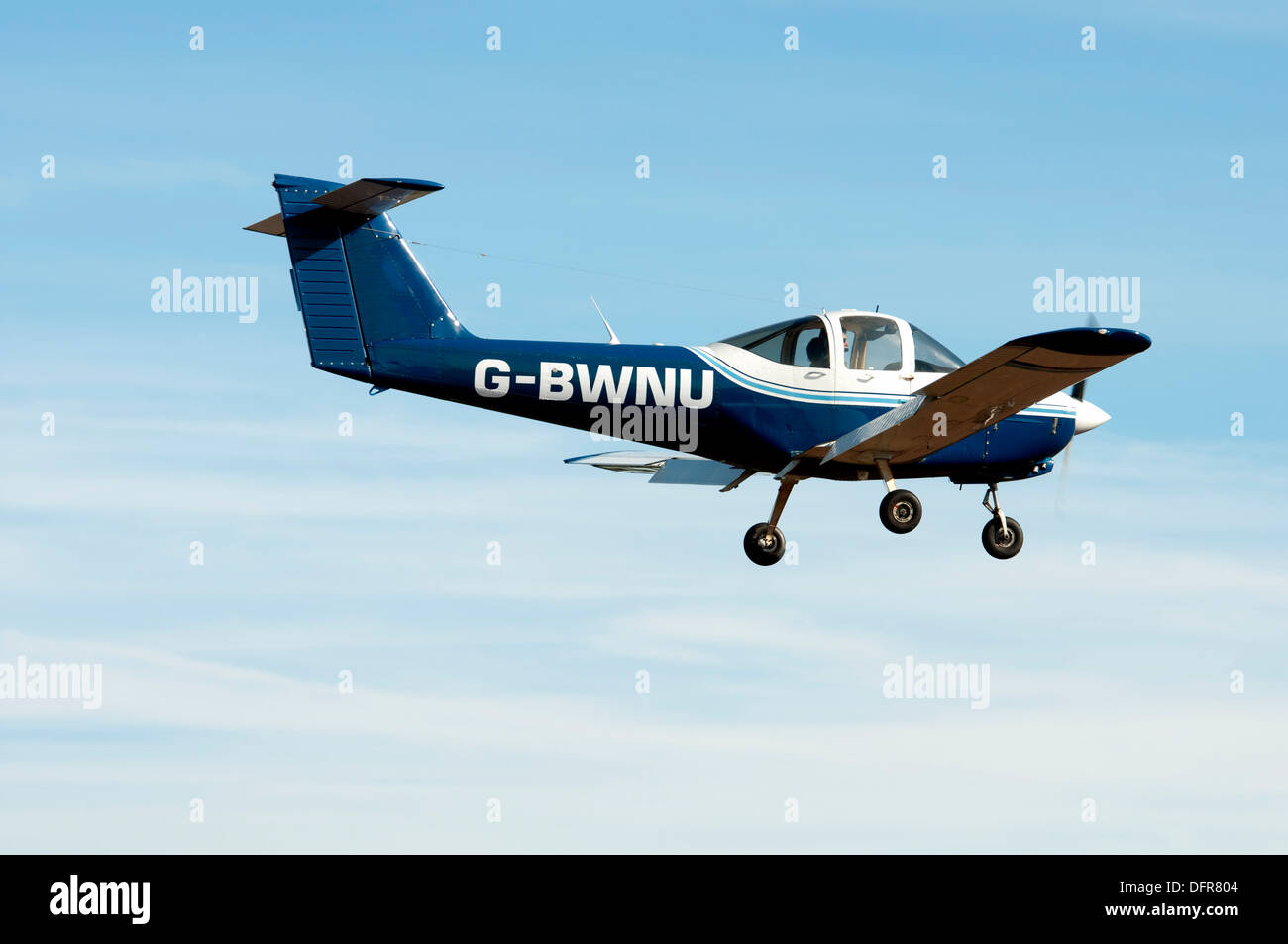 Piper PA38-122 Tomahawk (G-BWNU) approaching Wellesbourne Airfield ...