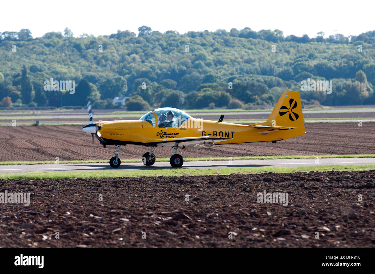 Slingsby T67M Firefly (G-BONT) taxiing at Wellesbourne Airfield Stock ...