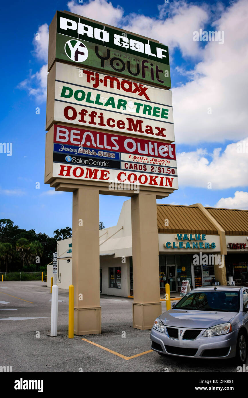 Shopping plaza sign hi-res stock photography and images - Alamy