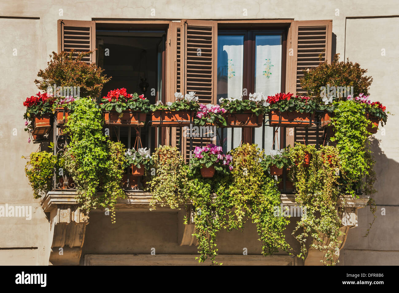 Italy rome balcony flowers hi-res stock photography and images - Alamy