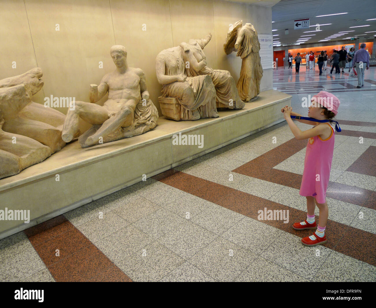 Girl of ancient athens hi-res stock photography and images - Alamy