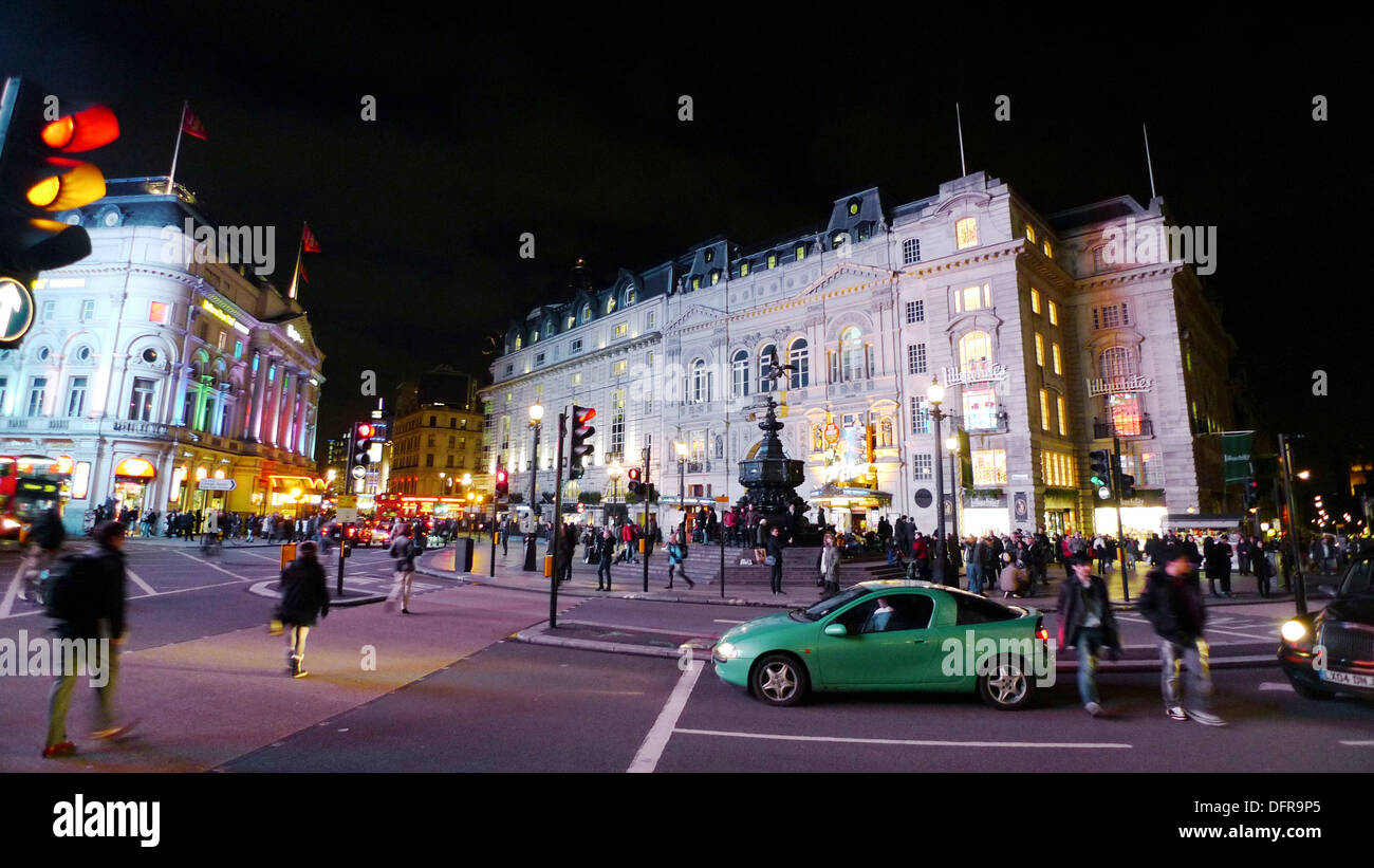 London picadilly rain hi-res stock photography and images - Alamy