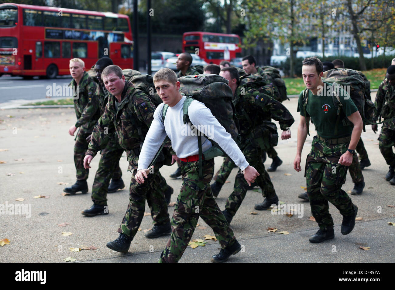 British army green uniform hi-res stock photography and images - Alamy