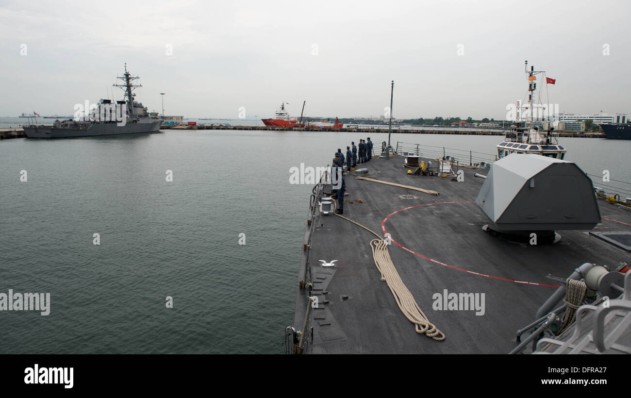 The littoral combat ship USS Freedom pulls into Changi Naval base in ...