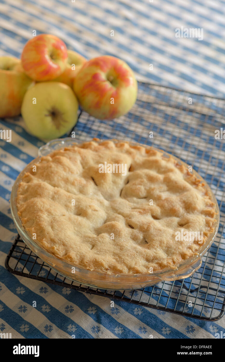 Apple Pie cooling on rack with whole apples Stock Photo - Alamy